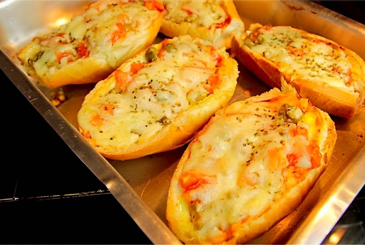 Pizza no pão velho fica uma delícia faço em casa toda semana e evito o ...