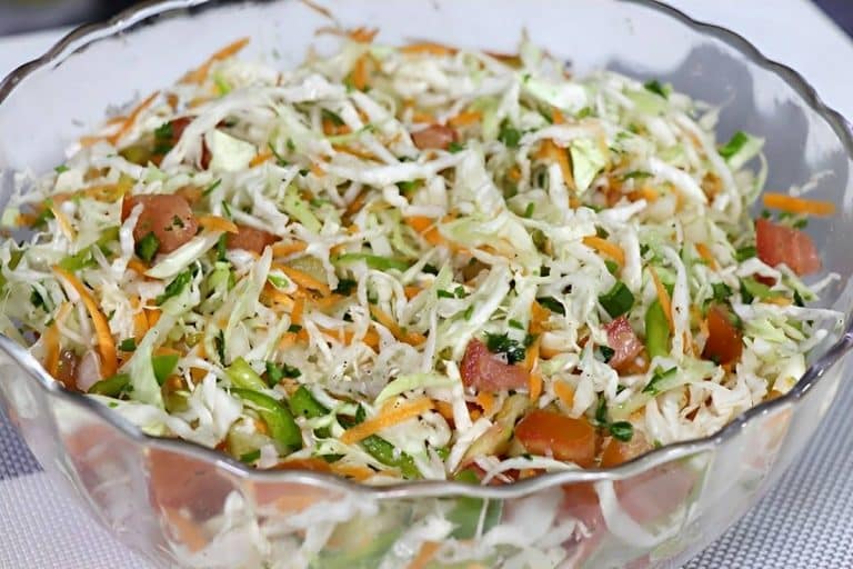 Salada de repolho simples perfeita para o almoço ou jantar do dia a dia