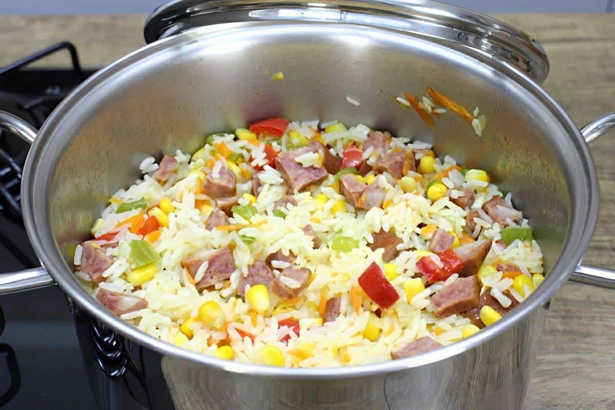 Arroz temperado para iniciantes na cozinha é bem fácil e fica uma delícia