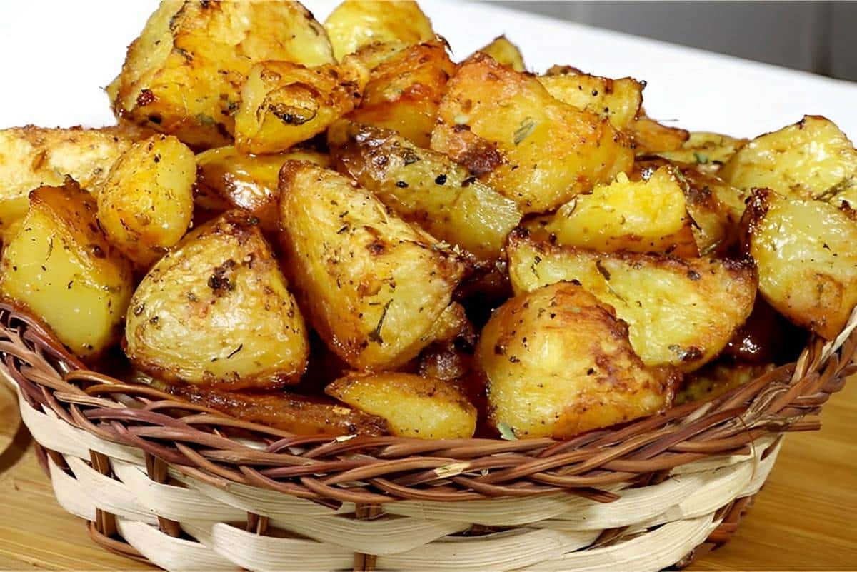 Batata assada no forno um acompanhamento delicioso e fácil para ...