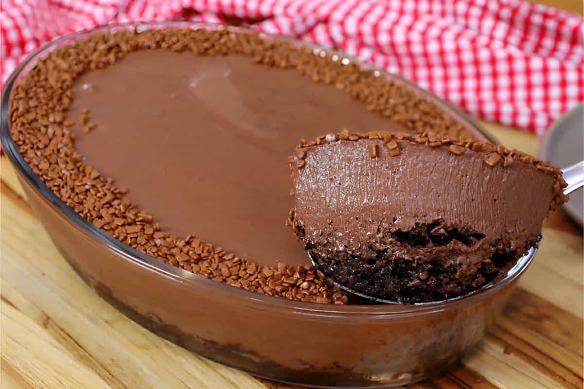 Bolo chocomousse na travessa uma explosão de sabores para ser servido ...