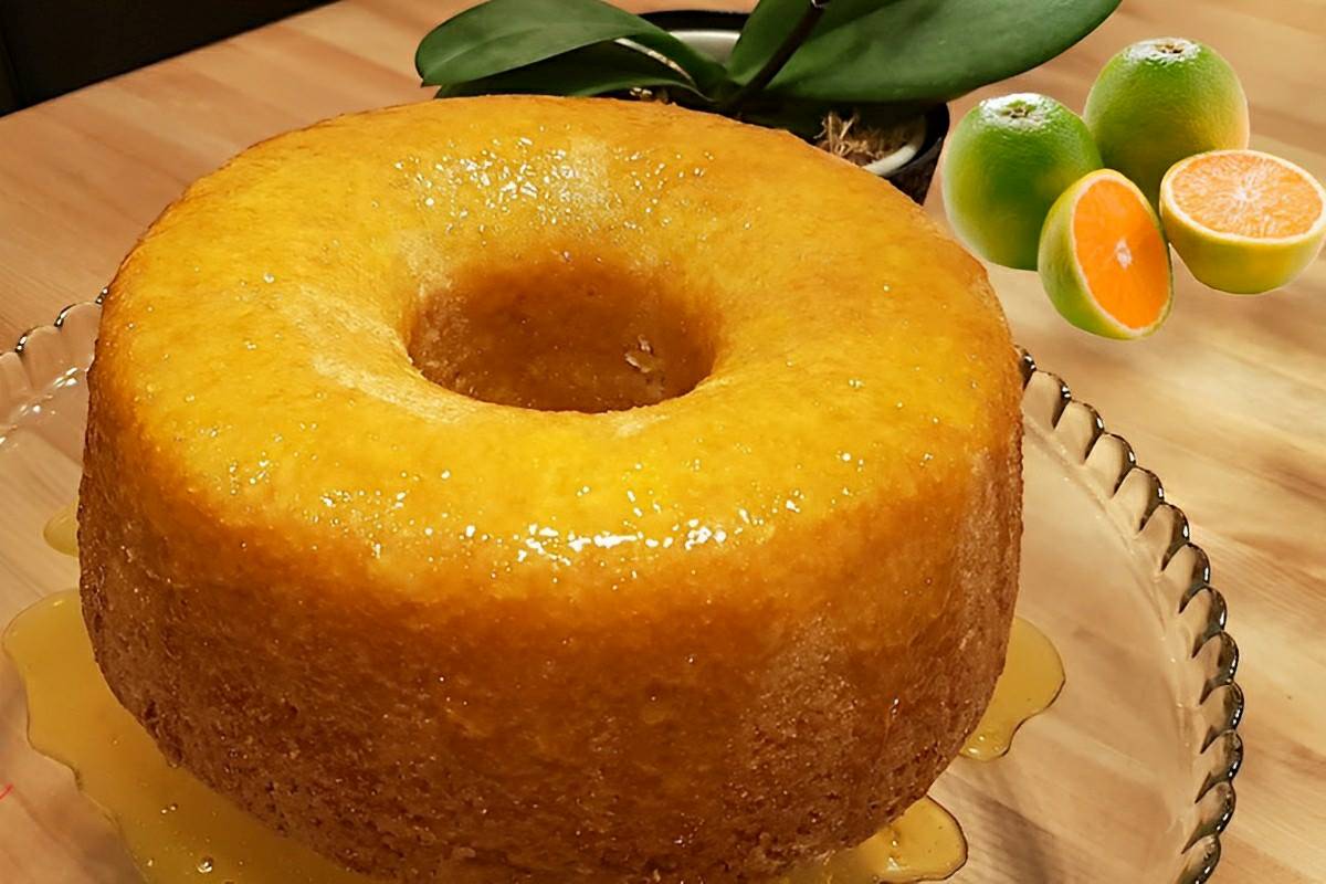 Bolo de laranja de liquidificador com calda é só bater os ingredientes ...