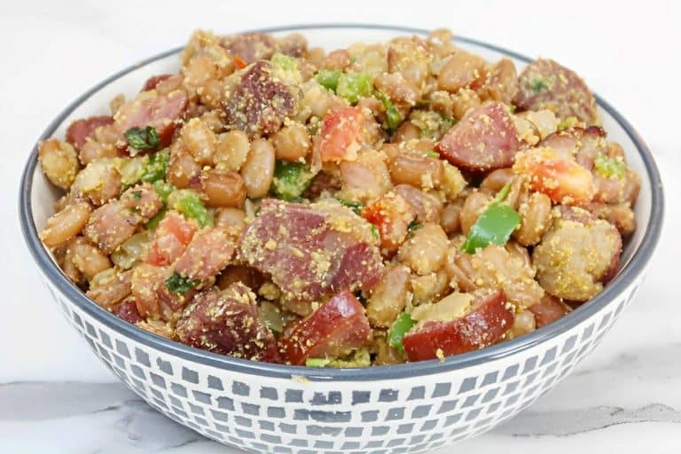 Feijão tropeiro mineiro com linguiça e bacon uma delícia para fazer na ...
