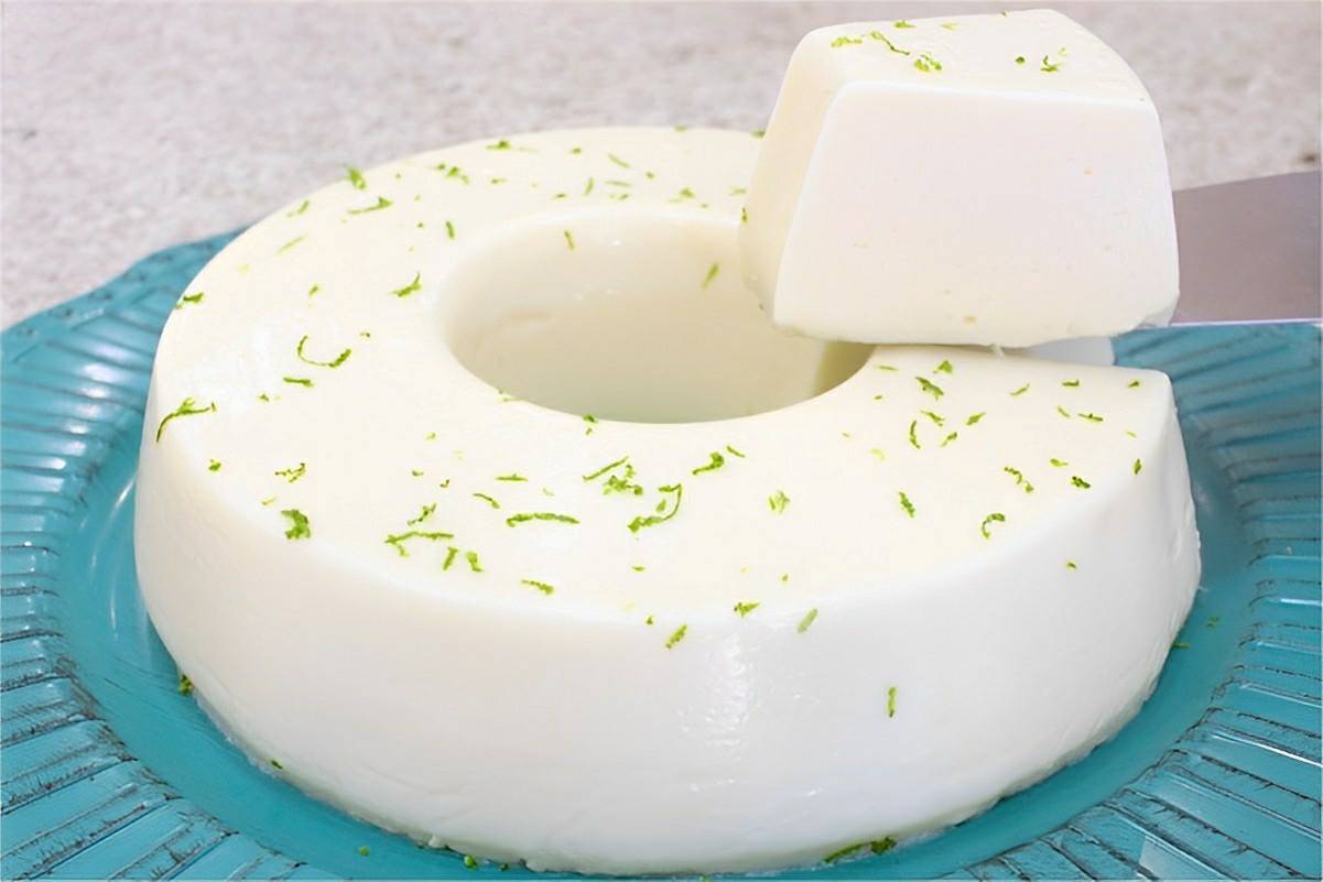 Gelado de limão na forma de pudim uma sobremesa azedinha que é cara do ...