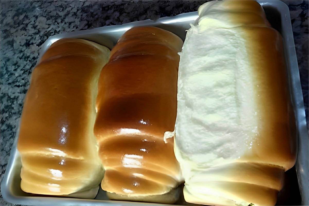 Pão caseiro macio e fofinho perfeito para servir com café ou chá
