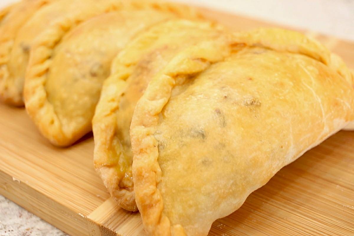 Misturei maionese e farinha e fiz esse delicioso pastel assado que ...