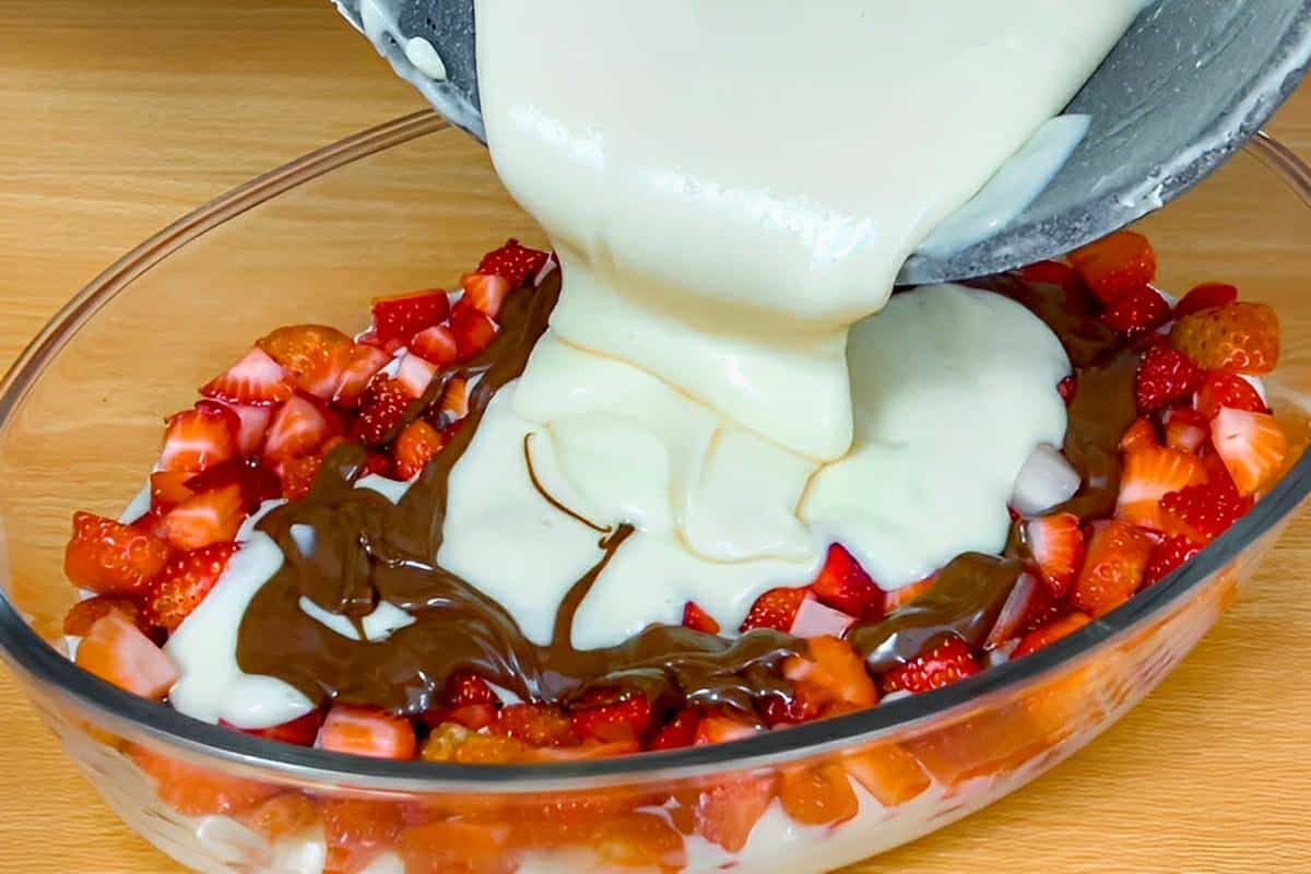 Sobremesa de morango com chocolate uma sobremesa deliciosa para o seu natal
