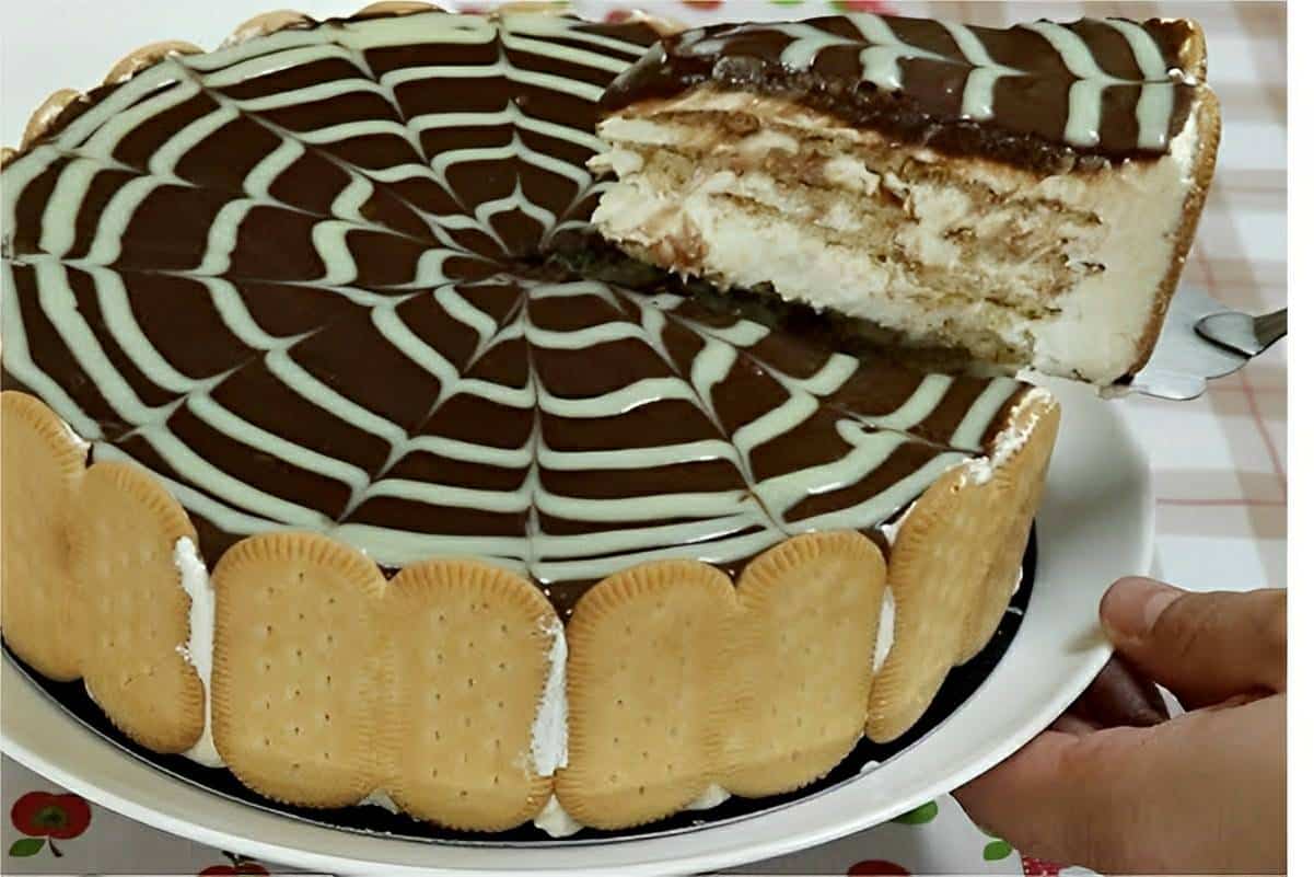 Torta alemã tradicional com recheio de manteiga e sem chantilly ...