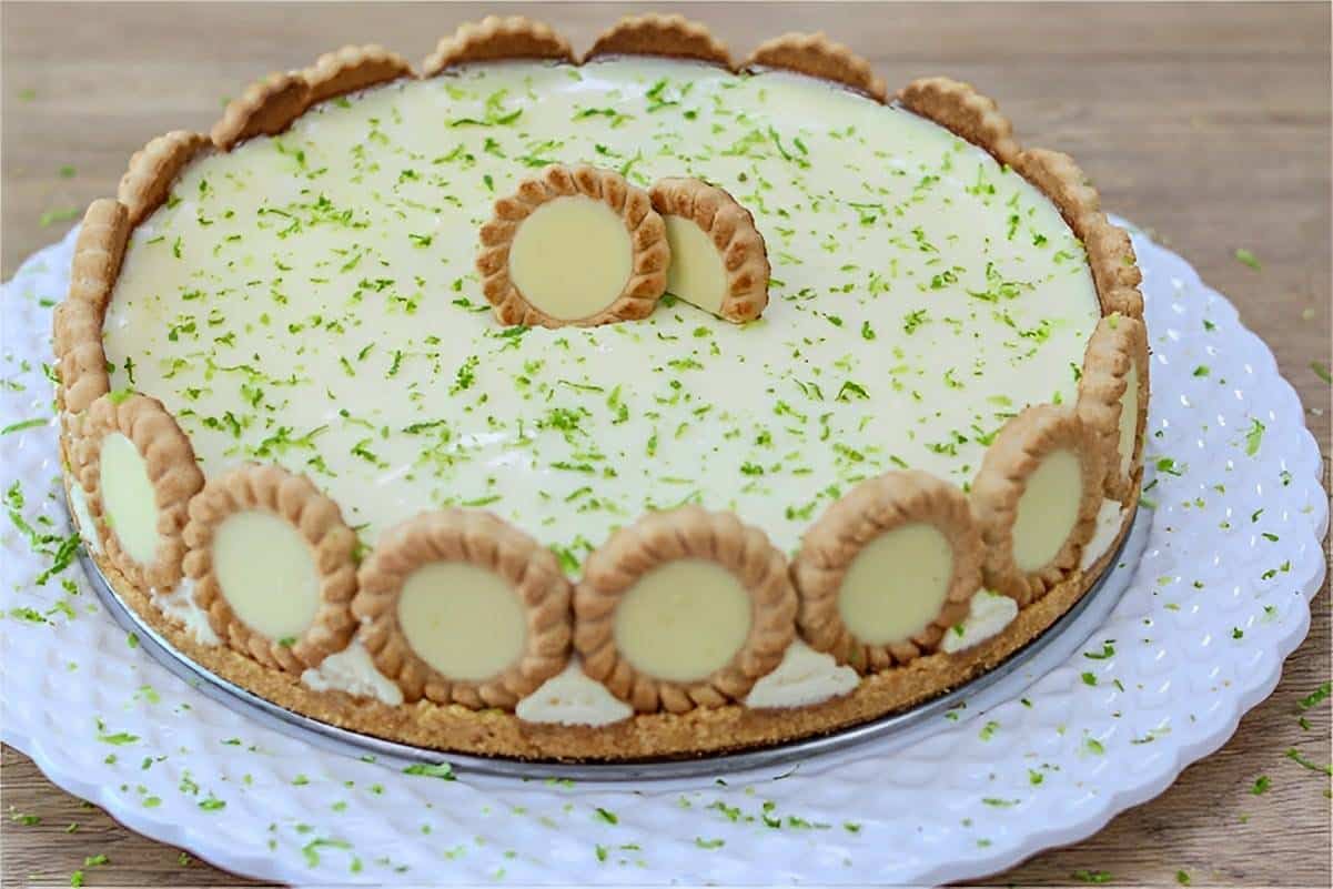Torta de limão fácil e econômica decorada com biscoito tortinhas ...