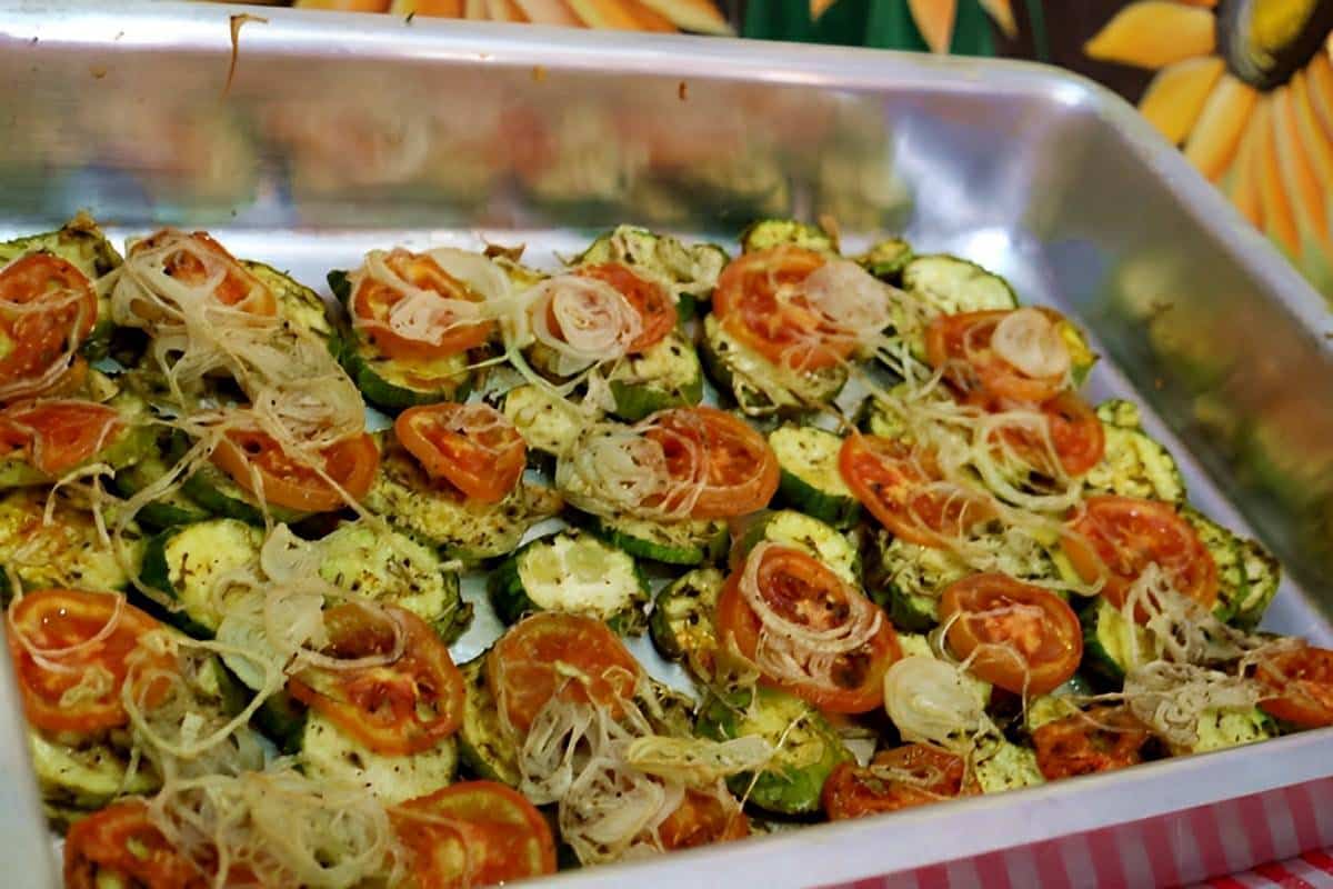 Abobrinha diferente assada no forno com tomates uma delícia leve e saborosa