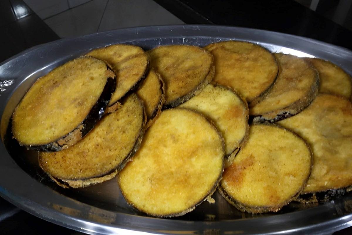Berinjela empanada frita e sequinha um acompanhamento perfeito para ...