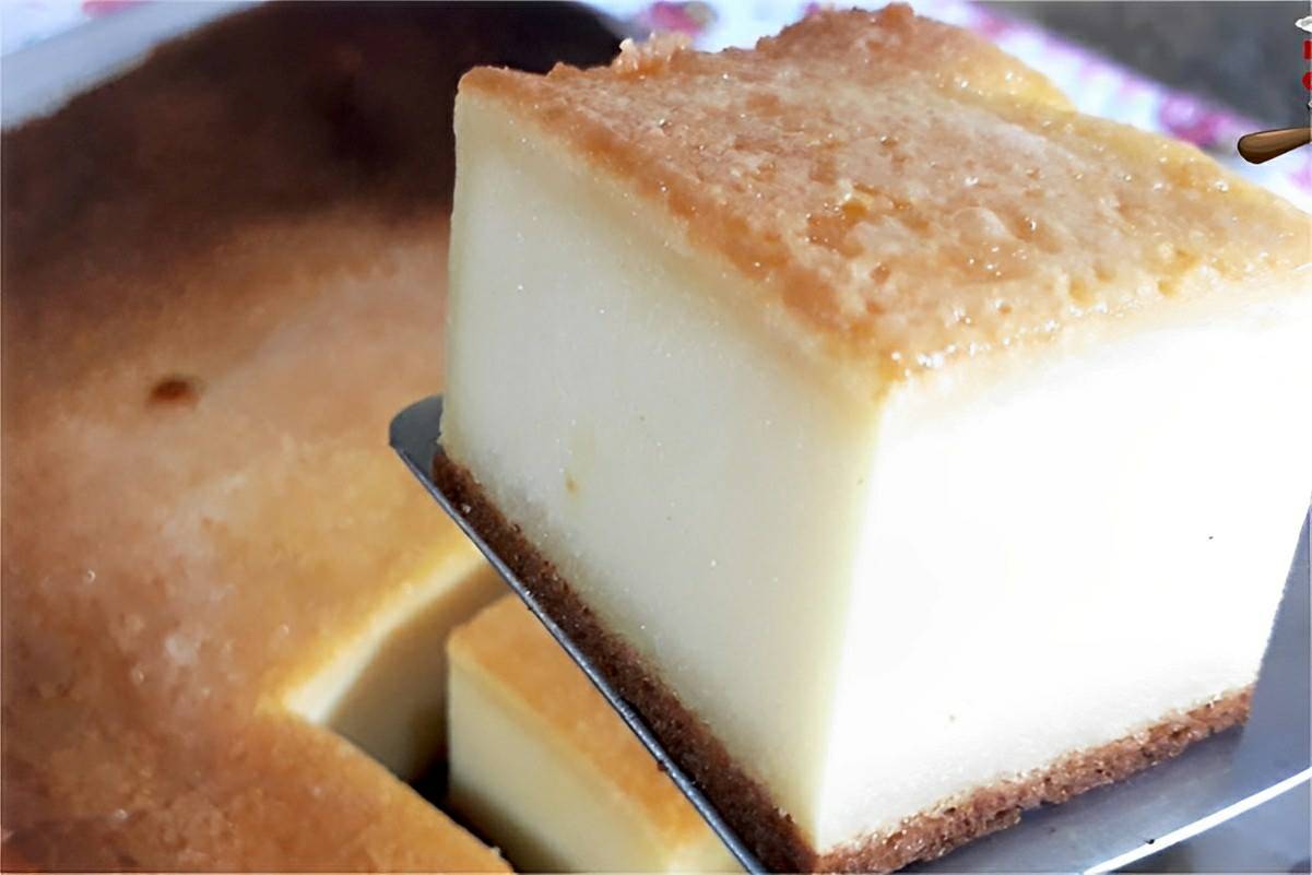 Bolo de leite ou bolo mole um bolo cremoso que parece um pudim perfeito ...