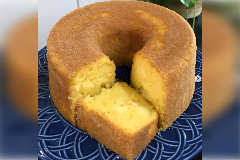 Bolo De Milho Com Requeijão O Bolo Já Sai Do Forno Recheado Uma Delícia