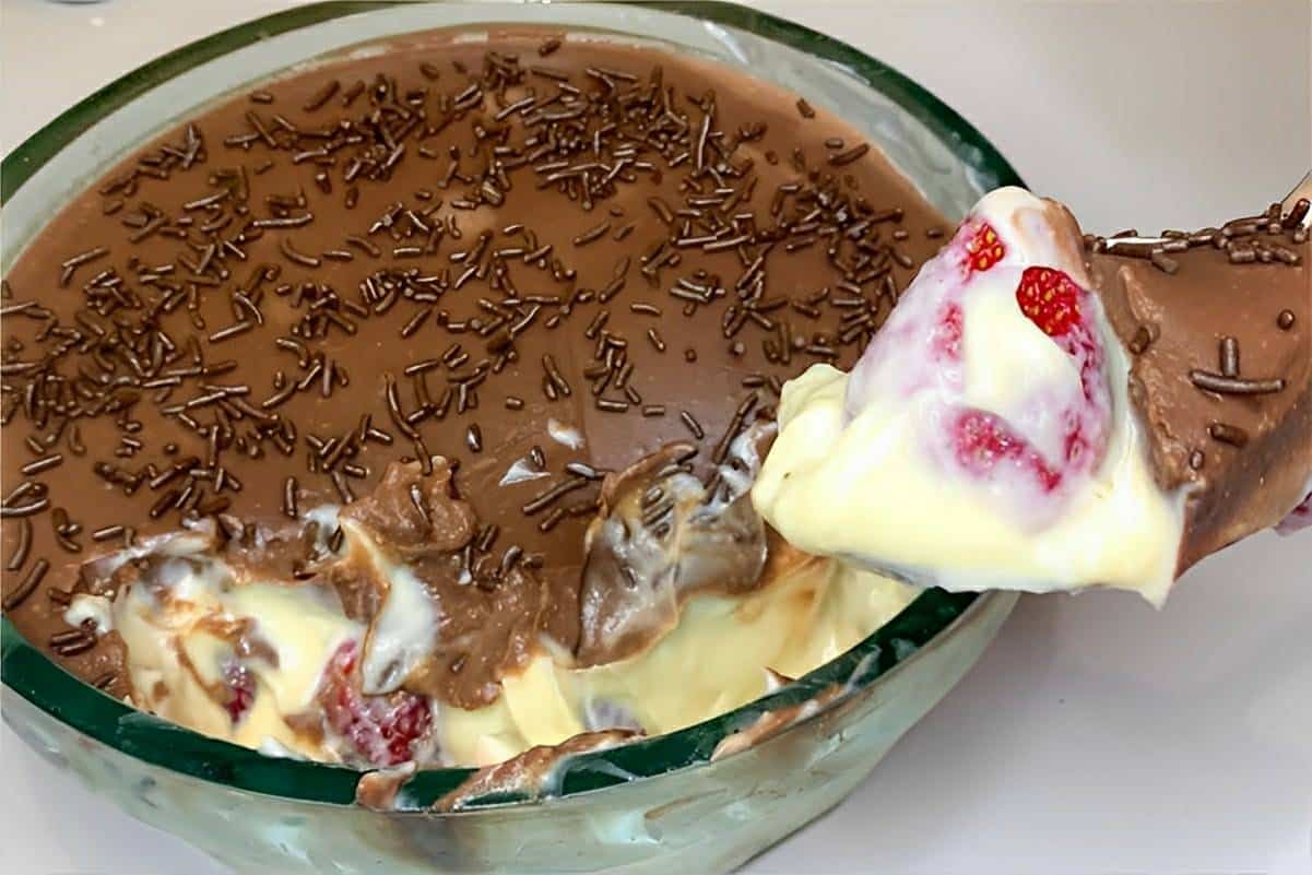 Bombom de morango na travessa uma sobremesa maravilhosa e muito simples ...