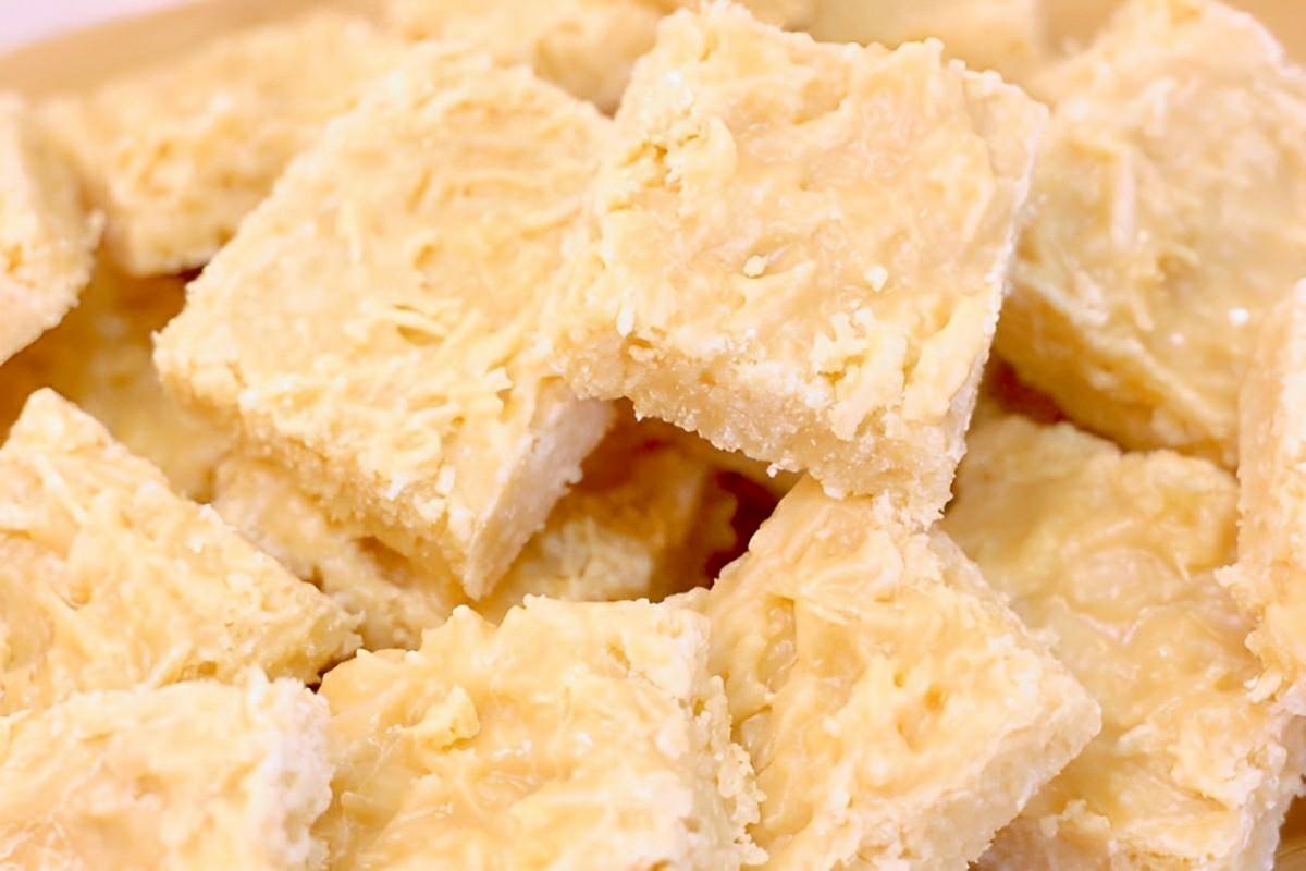 Cocada rápida de leite condensado com 3 ingredientes uma delícia