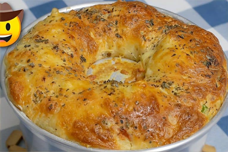 Pão salgado recheado um lanche delicioso feito com ingredientes que ...