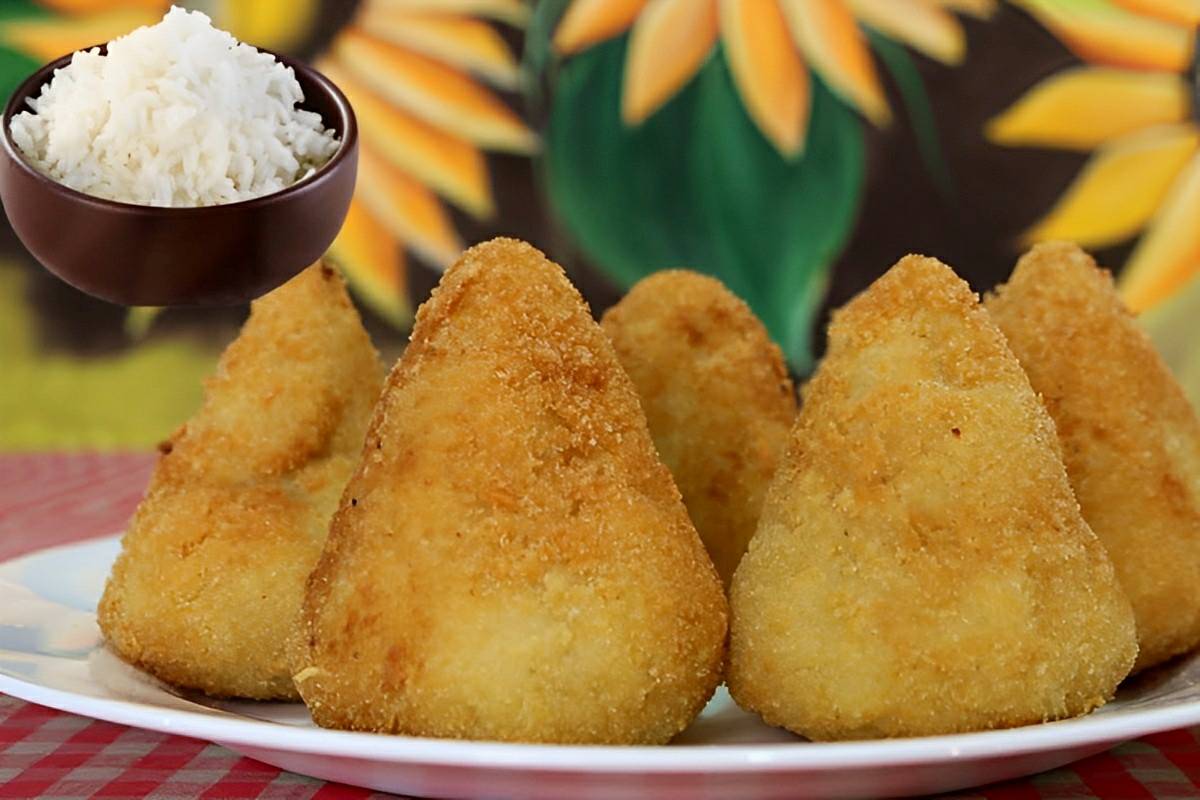Se você tem arroz que sobrou de ontem já pode fazer coxinha de arroz ...