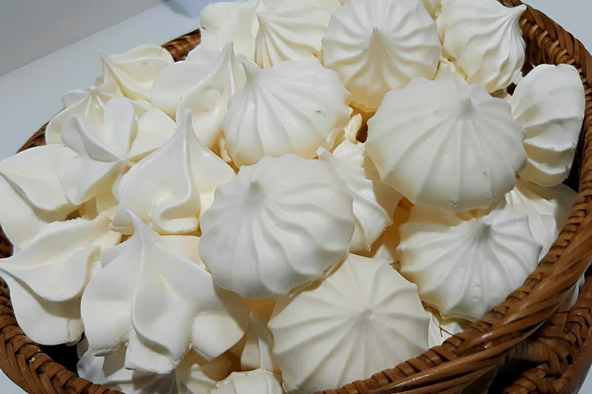 Suspiro caseiro simples e prático perfeito para servir como docinho ou ...