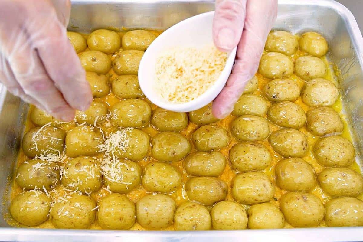 Batata assada com crosta de parmesão e manteiga uma delícia para o ...