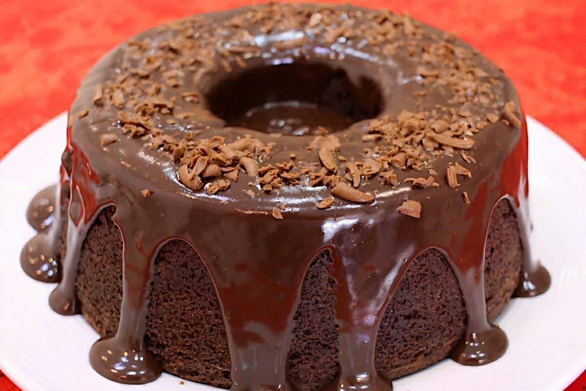 Bolo de chocolate chocolatudo feito com massa de Nescau e cobertura de ...