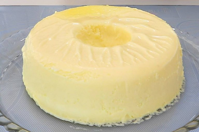 Gelado de abacaxi que desenforma e é servido como um pudim uma delícia