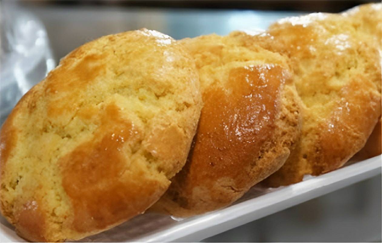 Broa de padaria ou broa de fubá caxambu que esfarela na boca uma ...