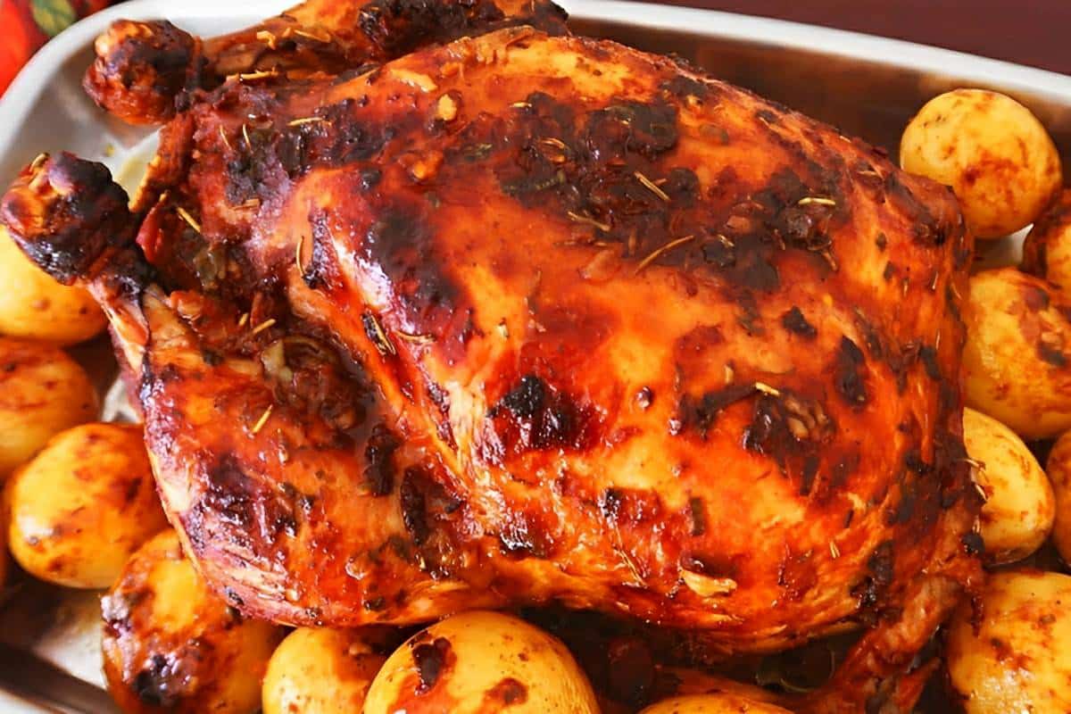 Frango assado recheado com farofa uma delícia para o seu almoço no fim ...