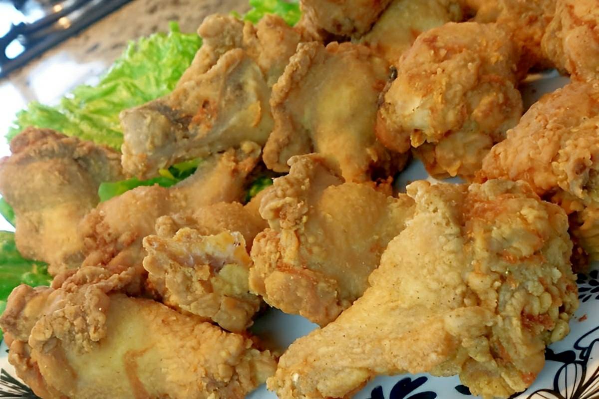 Frango frito crocante para o almoço ou para comer como porção uma ...