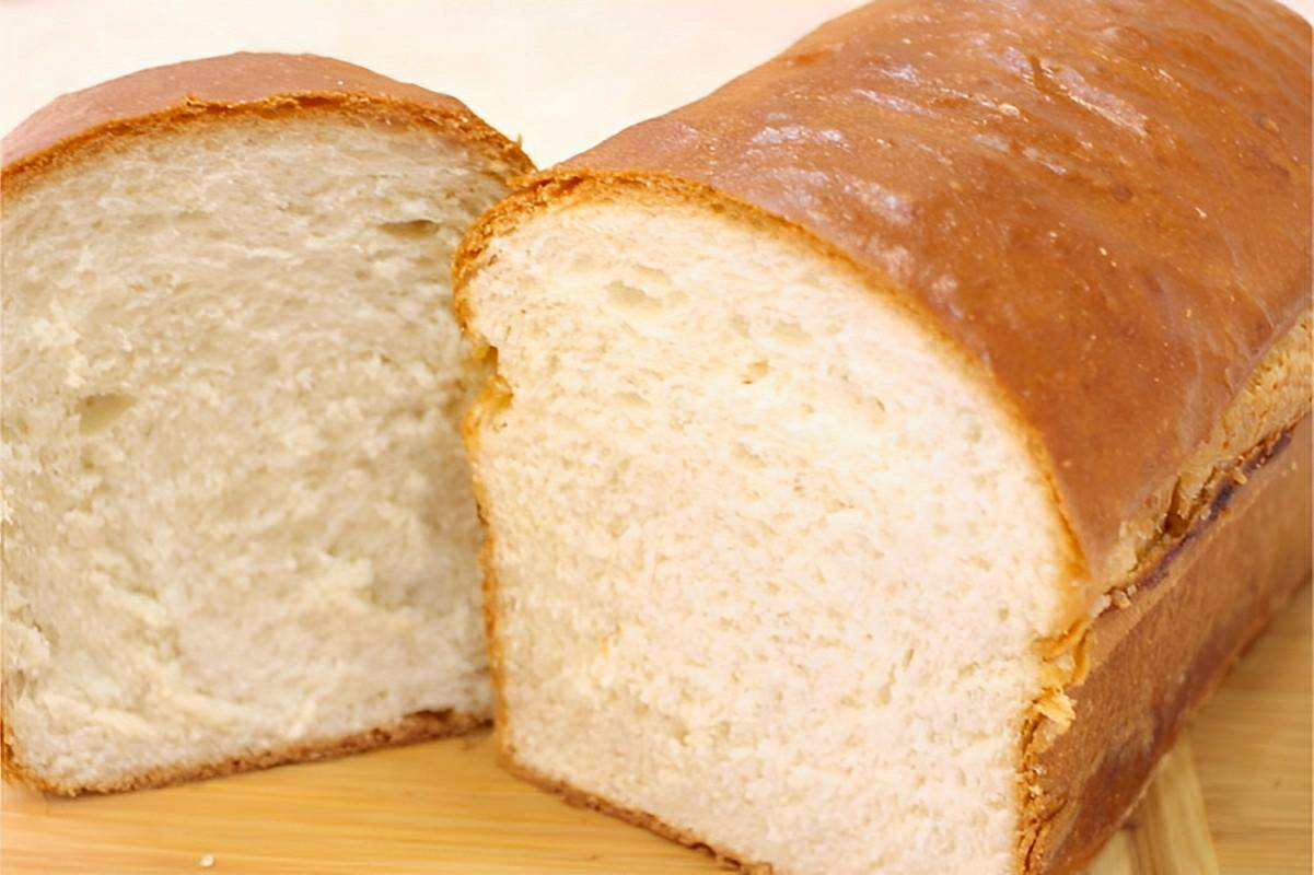 Pão de forma caseiro muito fofinho feito com ingredientes simples que ...