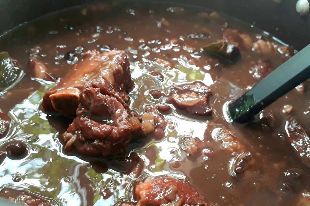 Feijoada simples e deliciosa com ingredientes que você encontra em ...