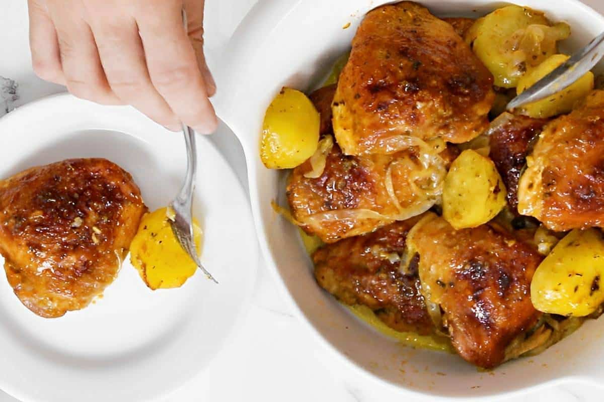 Sobrecoxa de frango assada no forno com batatas perfeito para o seu ...