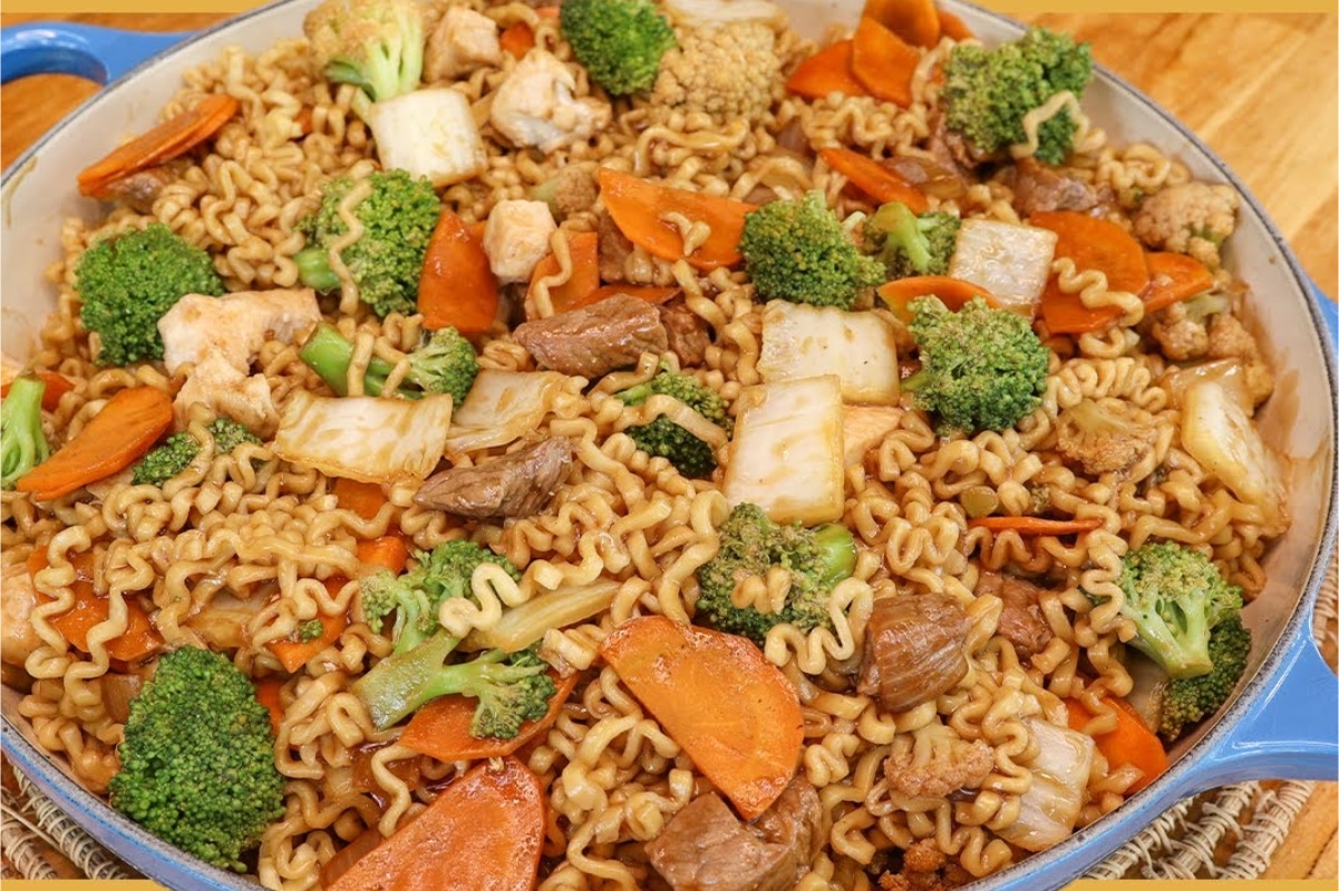 Yakisoba caseiro fácil e delicioso o prato perfeito para o almoço ou ...