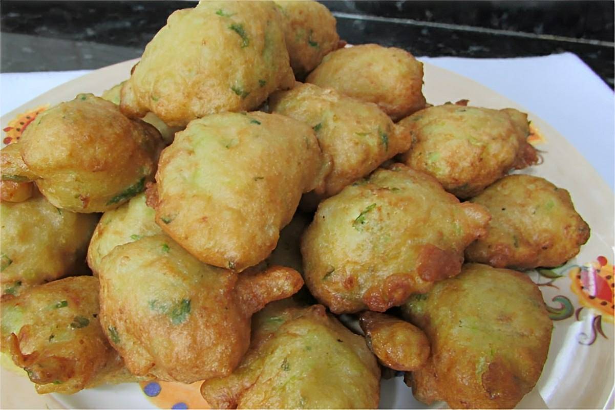 Bolinho de chuchu delicioso e perfeito para servir como entrada a ...