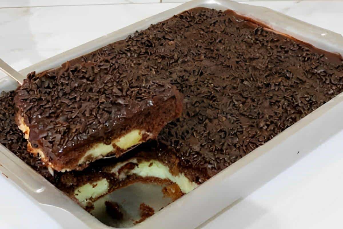 Bolo de chocolate que já sai do forno recheado com coco muito fácil e ...