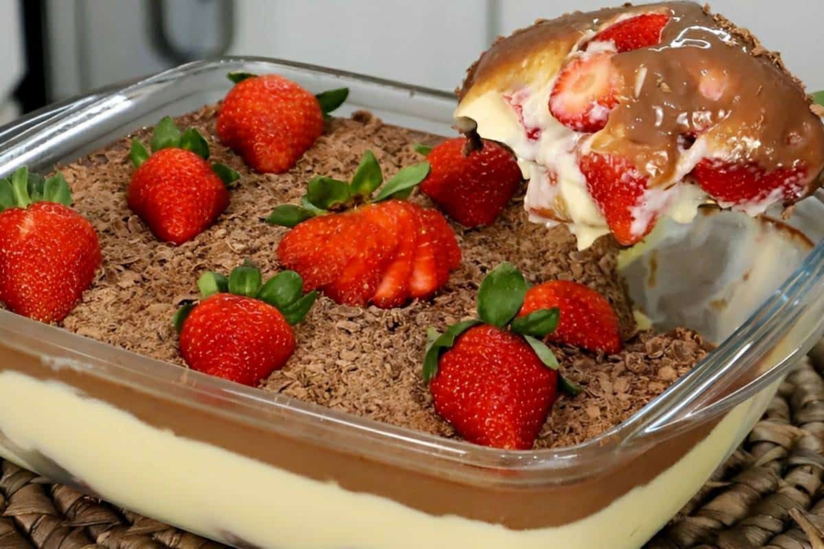 Bombom de morango na travessa uma sobremesa deliciosa e perfeita para ...