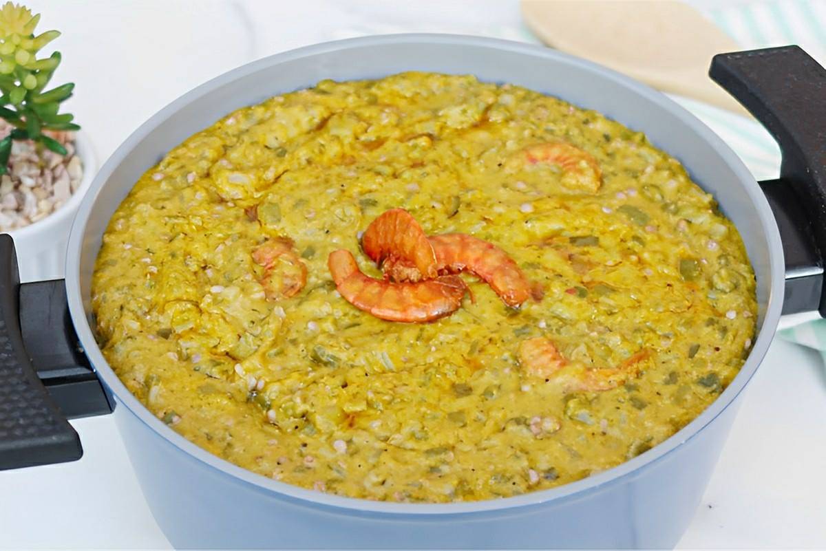 Caruru nordestino uma mistura de camarões com quiabo deliciosa e surpreendente