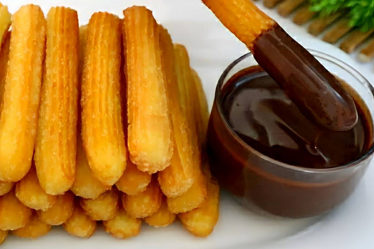 Churros caseiro sequinho e delicioso para servir com calda de chocolate ...