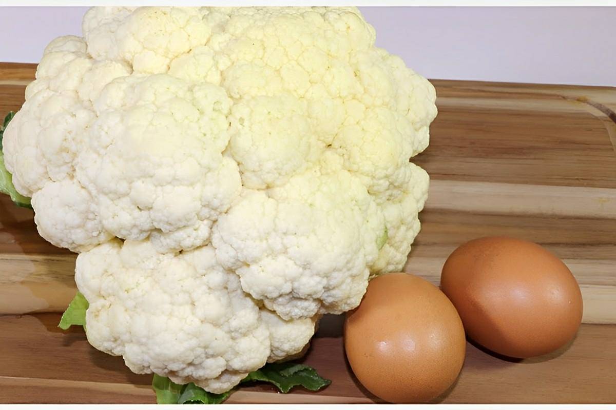 Couve-flor com ovos em uma panela só deliciosa fácil de fazer e ...