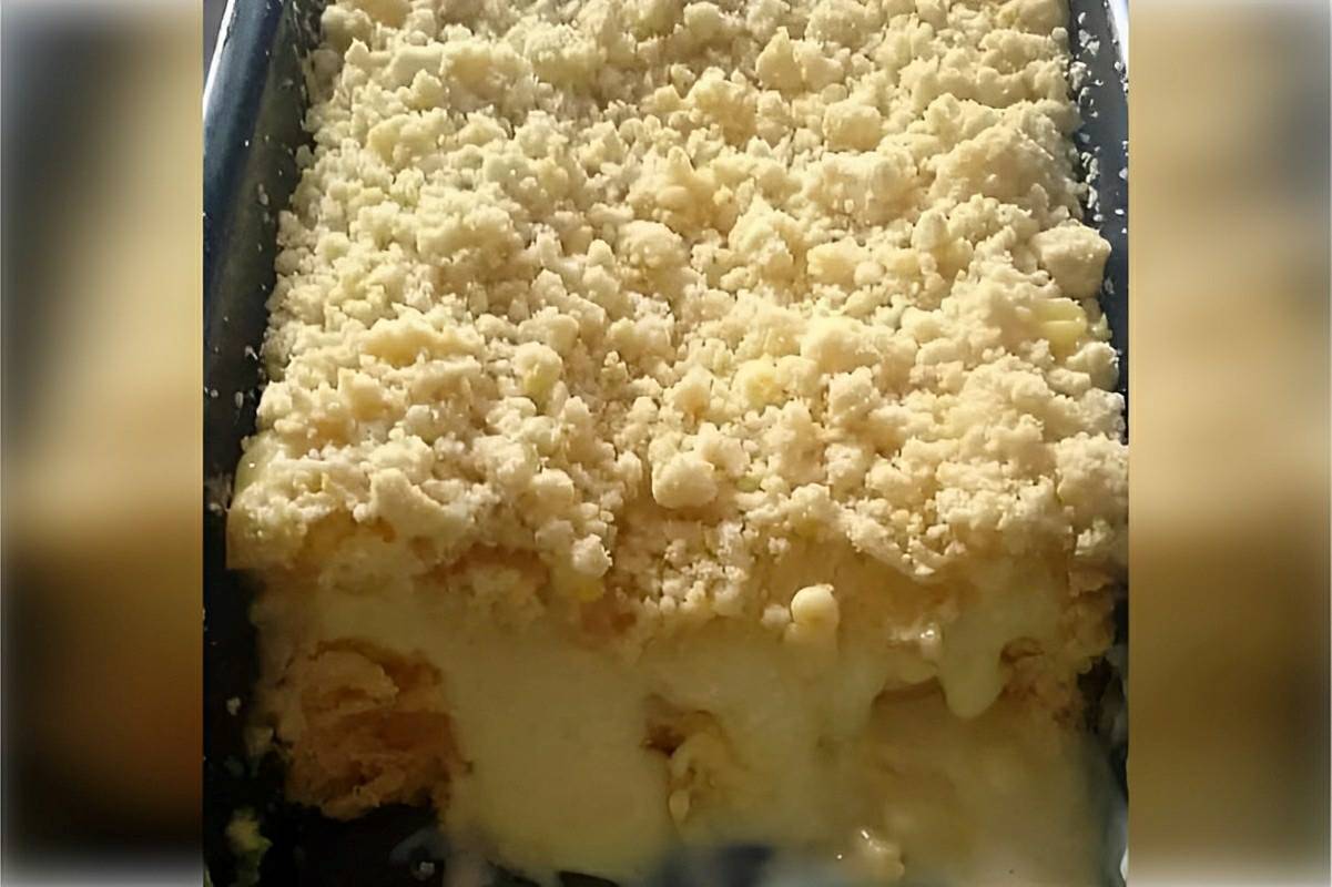 Cuca doce recheada com farofa simples e fácil de fazer para servir no ...