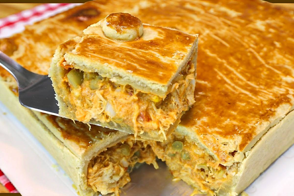 Empadão de frango cremoso e delicioso feito com massa podre de 3 ...