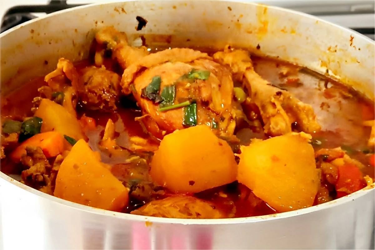 Frango com legumes na panela um ensopado delicioso e suculento que vai ...