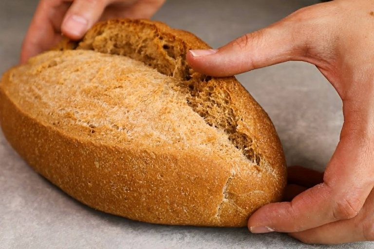 Pão francês integral caseiro saudável e delicioso para comer com ...