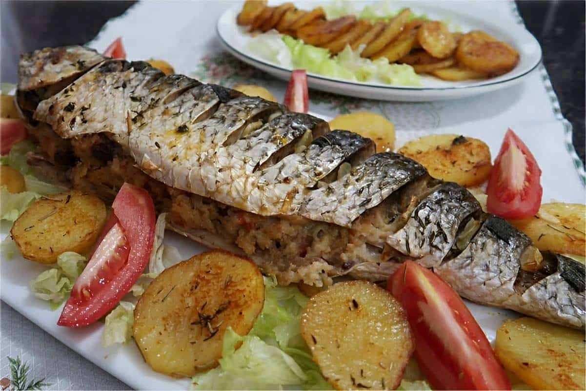 Peixe assado recheado com farofa que não suja a sua forma e fica ...