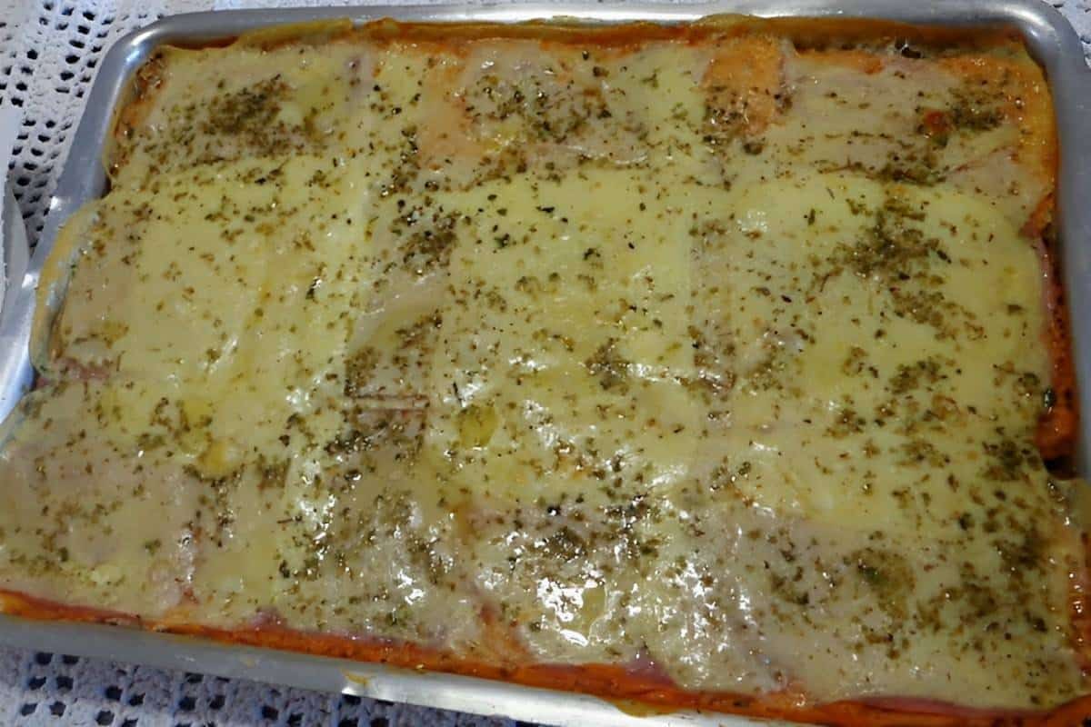 Pizza de pão de forma com molho rosé deliciosa e muito fácil de fazer