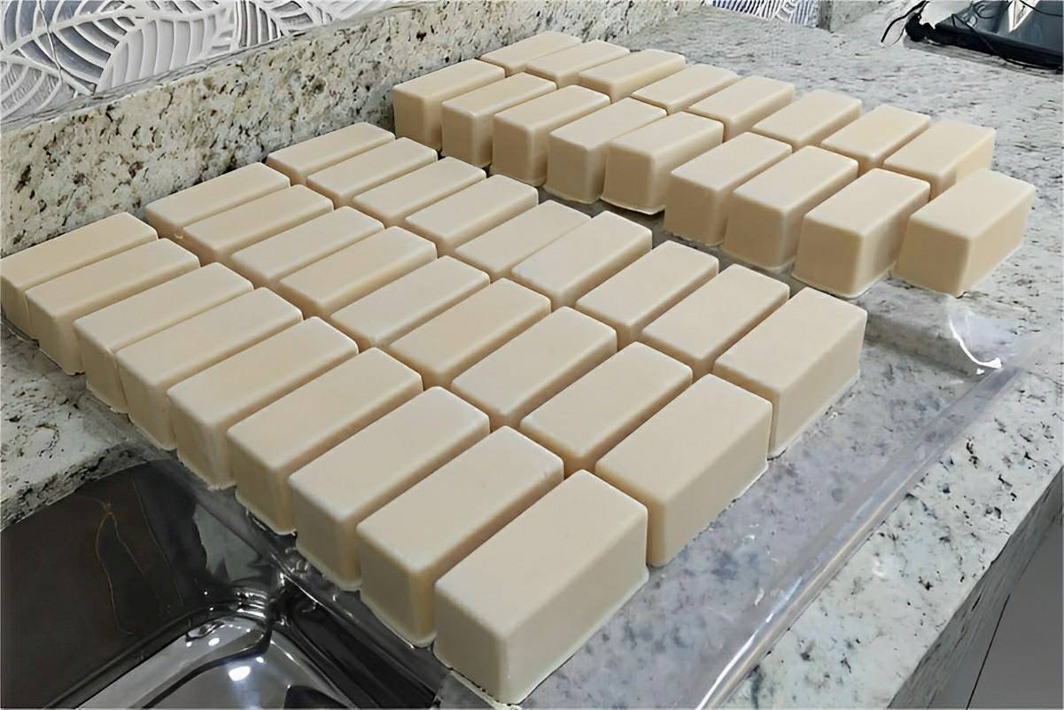 Fiz 44 barras de sabão caseiro da melhor qualidade misturando 7 litros ...