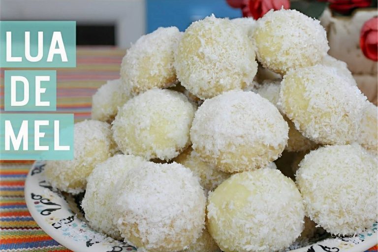 Lua de mel um pãozinho recheado bem fofinho banhado na calda e empanado no coco ralado