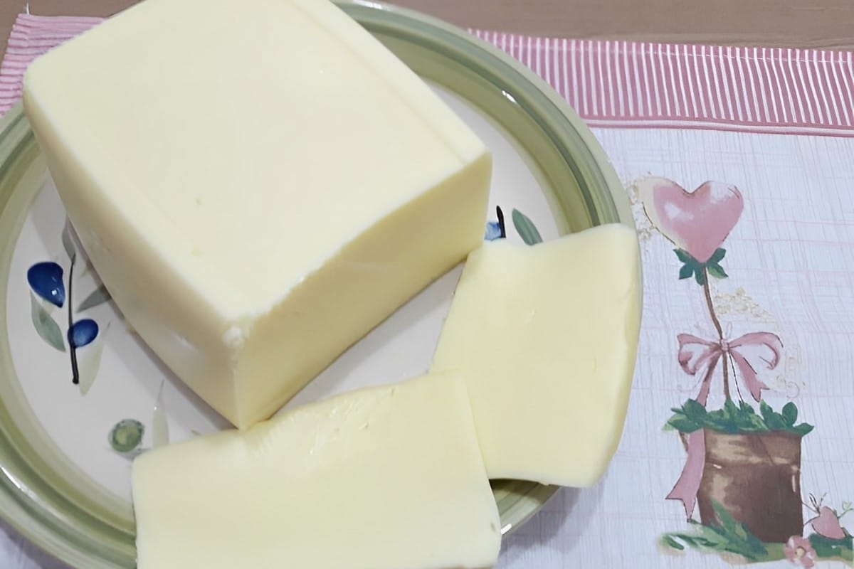 Queijo muçarela caseiro rende bastante e é feito com apenas 3 ingredientes