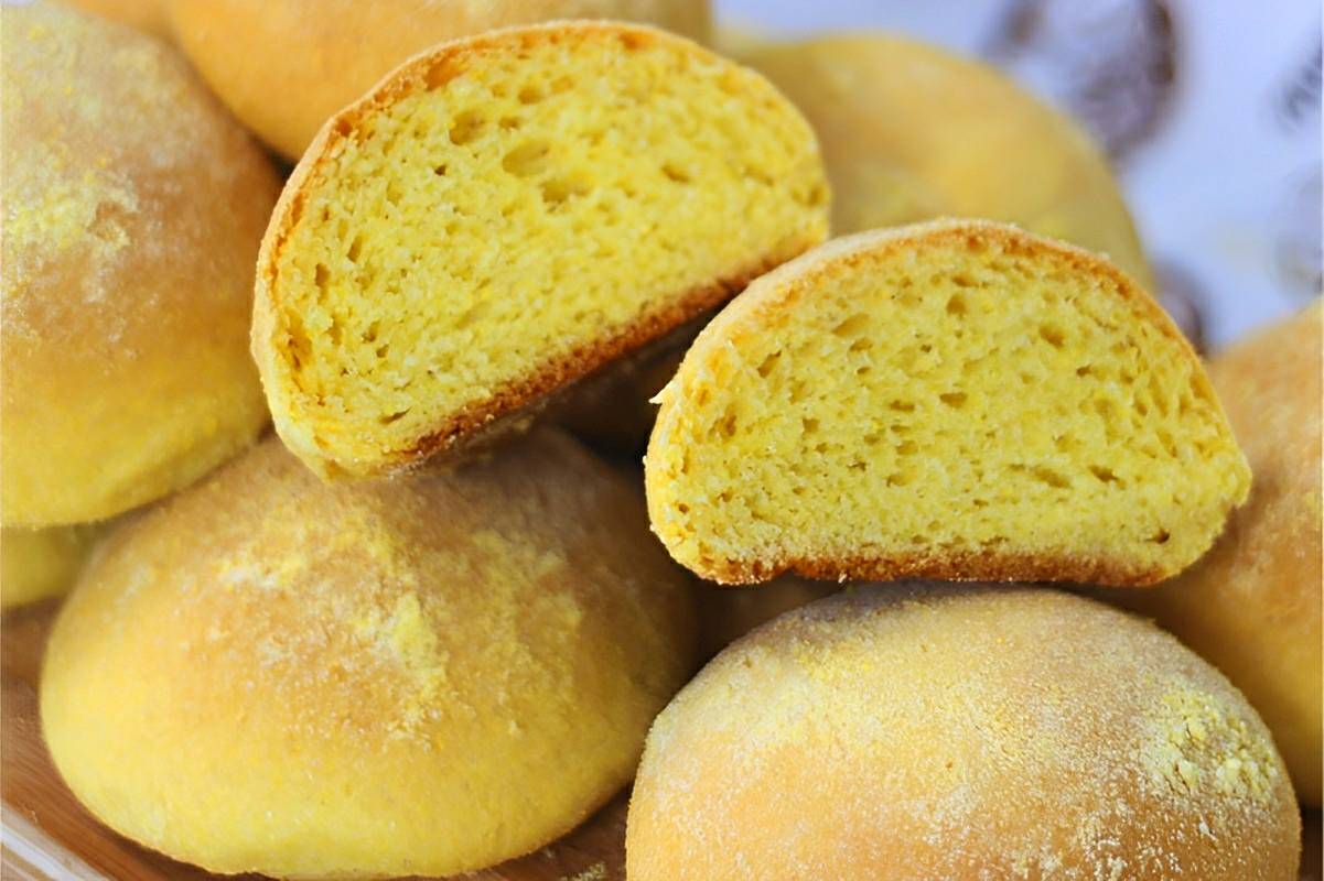 Pão de milho fácil e fresquinho feito com fubá ideal para o lanche da ...