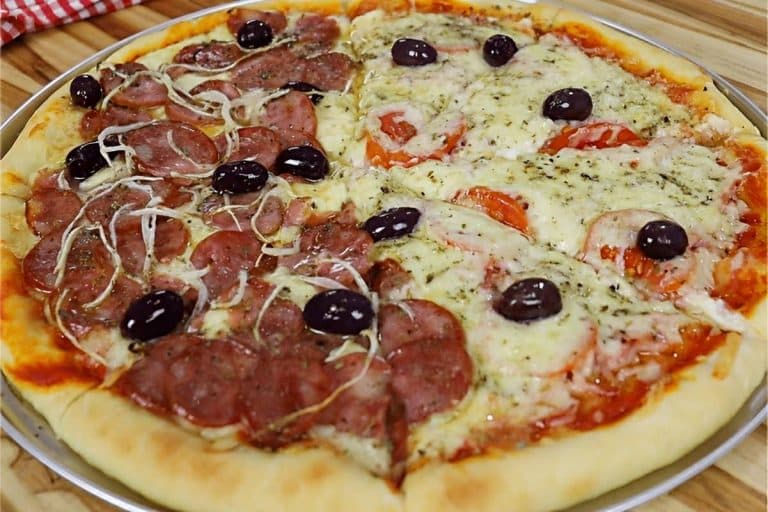 Pizza caseira com 2 sabores e borda recheada uma receita incrível que ...