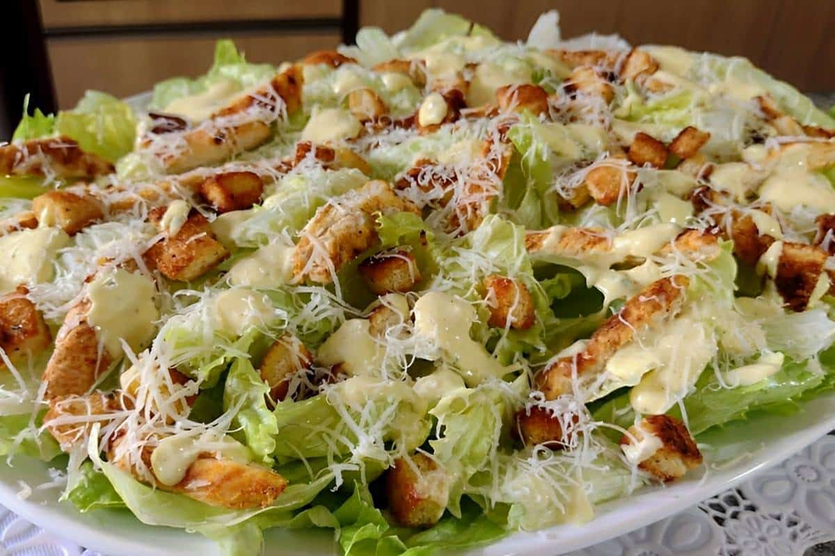 Salada Caesar caprichada e feita com ingredientes simples que você tem ...